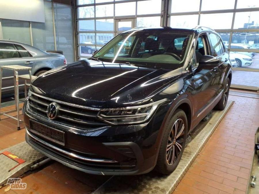 Melns Volkswagen Tiguan 2021 Kauņa, ar dzinēja tilpumu 2.00 L un nobraukumu 71 tūkst. km par 29332 €, foto 2 vietnē AUTOMOTO.COM.LV