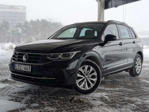 Melns Volkswagen Tiguan 2021 Viļņa, ar dzinēja tilpumu 1.50 L un nobraukumu 69 tūkst. km par 21900 €, foto  vietnē AUTOMOTO.COM.LV
