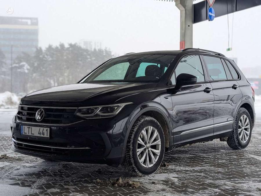 Melns Volkswagen Tiguan 2021 Viļņa, ar dzinēja tilpumu 1.50 L un nobraukumu 69 tūkst. km par 21900 €, foto 2 vietnē AUTOMOTO.COM.LV