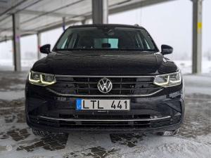 Melns Volkswagen Tiguan 2021 Viļņa, ar dzinēja tilpumu 1.50 L un nobraukumu 69 tūkst. km par 21900 €, foto 3 vietnē AUTOMOTO.COM.LV