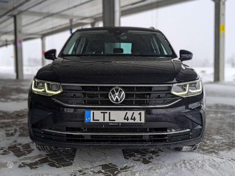 Melns Volkswagen Tiguan 2021 Viļņa, ar dzinēja tilpumu 1.50 L un nobraukumu 69 tūkst. km par 21900 €, foto 3 vietnē AUTOMOTO.COM.LV