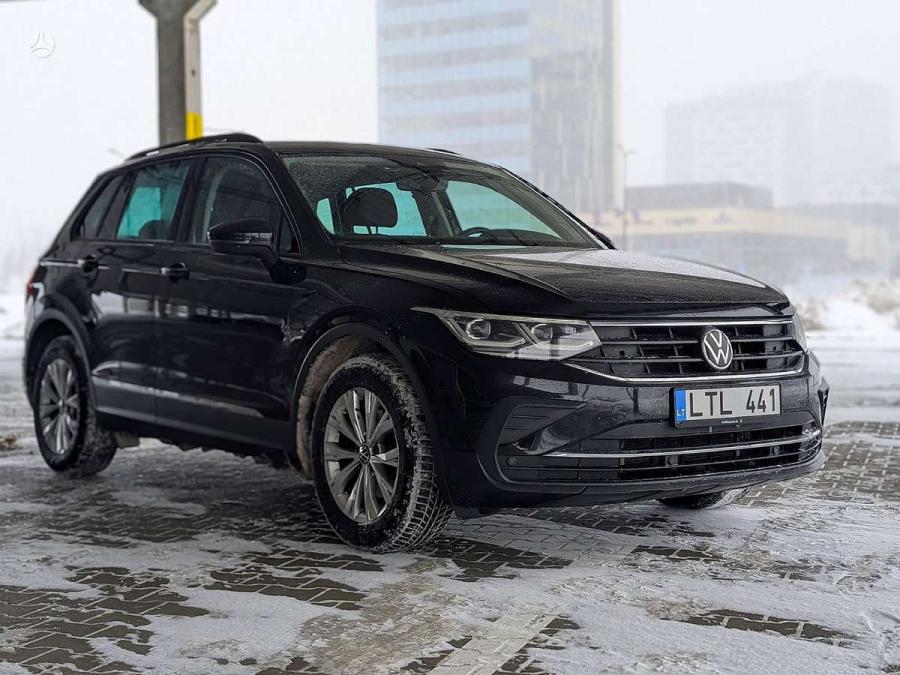 Melns Volkswagen Tiguan 2021 Viļņa, ar dzinēja tilpumu 1.50 L un nobraukumu 69 tūkst. km par 21900 €, foto 4 vietnē AUTOMOTO.COM.LV