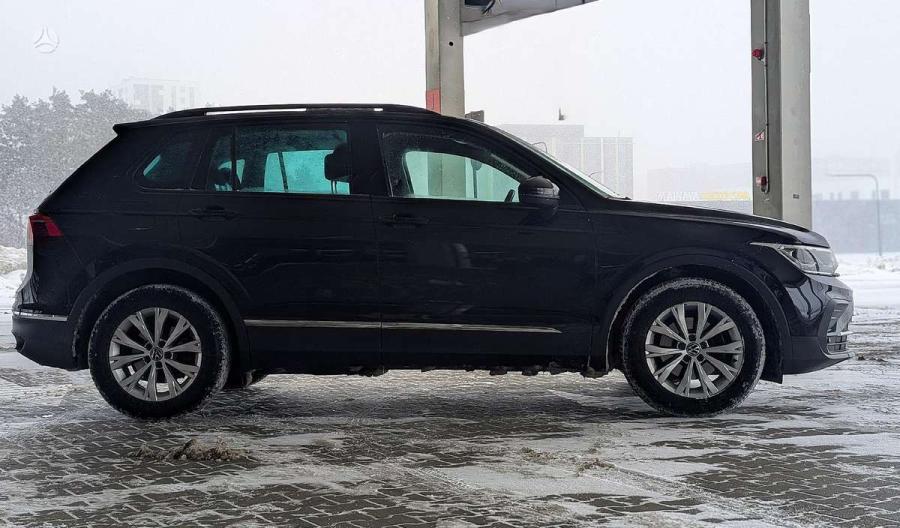 Melns Volkswagen Tiguan 2021 Viļņa, ar dzinēja tilpumu 1.50 L un nobraukumu 69 tūkst. km par 21900 €, foto 6 vietnē AUTOMOTO.COM.LV