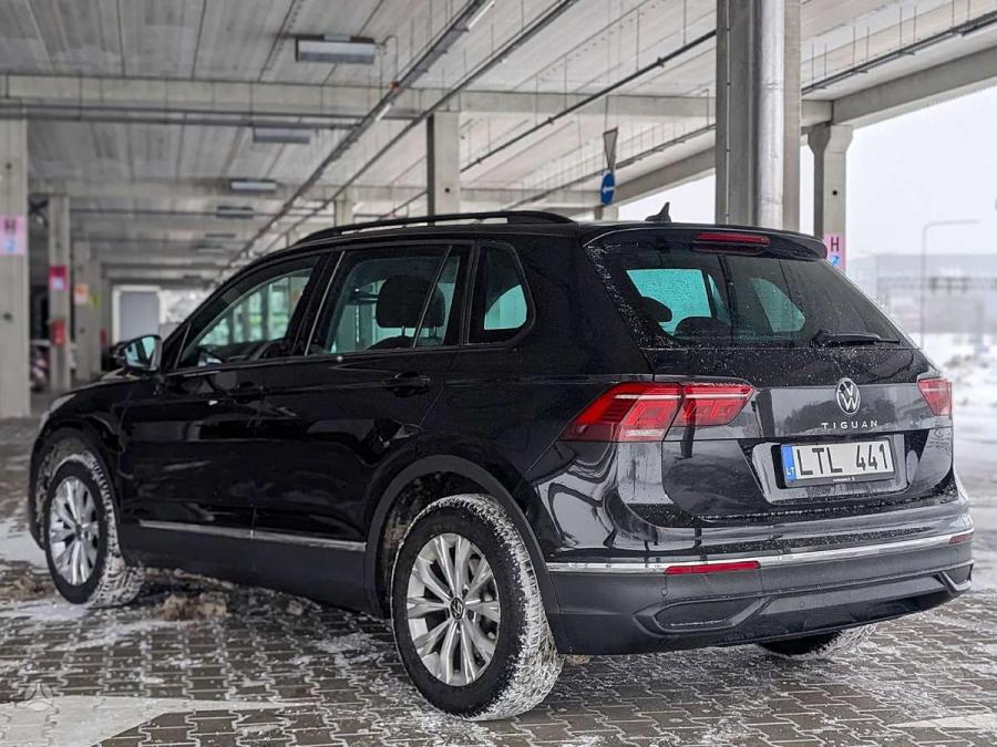 Melns Volkswagen Tiguan 2021 Viļņa, ar dzinēja tilpumu 1.50 L un nobraukumu 69 tūkst. km par 21900 €, foto 8 vietnē AUTOMOTO.COM.LV