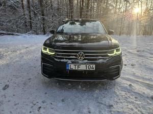 Black Volkswagen Tiguan 2021 in Kaunas, with an engine capacity of 1.50 L and mileage of 94 thousand km for 26600 €, photo  on AUTOMOTO.COM.LV