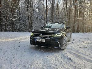 Melns Volkswagen Tiguan 2021 Kauņa, ar dzinēja tilpumu 1.50 L un nobraukumu 94 tūkst. km par 26600 €, foto 2 vietnē AUTOMOTO.COM.LV