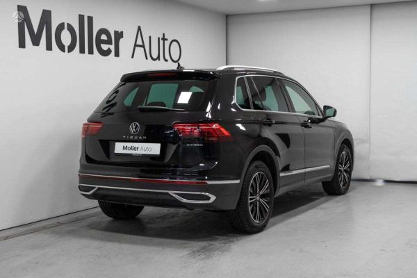 Black Volkswagen Tiguan 2021 in Vilnius, with an engine capacity of 1.40 L and mileage of 101 thousand km for 29350 €, photo 3 on AUTOMOTO.COM.LV