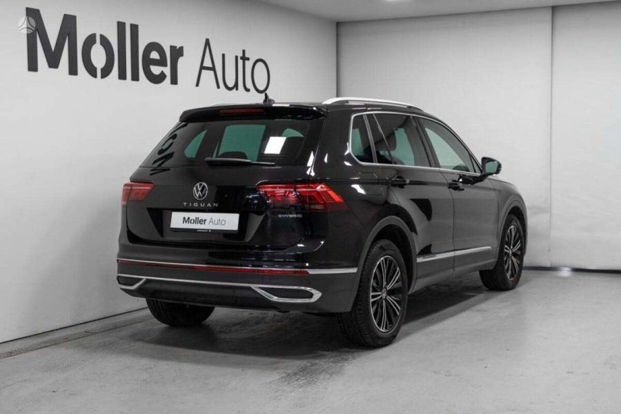 Black Volkswagen Tiguan 2021 in Vilnius, with an engine capacity of 1.40 L and mileage of 101 thousand km for 29350 €, photo 3 on AUTOMOTO.COM.LV