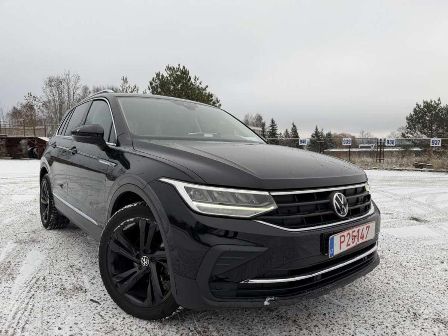 Black Volkswagen Tiguan 2021 in Alytus, with an engine capacity of 1.50 L and mileage of 190 thousand km for 17700 €, photo 3 on AUTOMOTO.COM.LV
