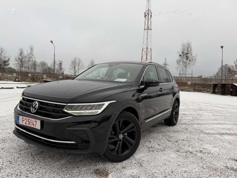 Black Volkswagen Tiguan 2021 in Alytus, with an engine capacity of 1.50 L and mileage of 190 thousand km for 17700 €, photo 4 on AUTOMOTO.COM.LV