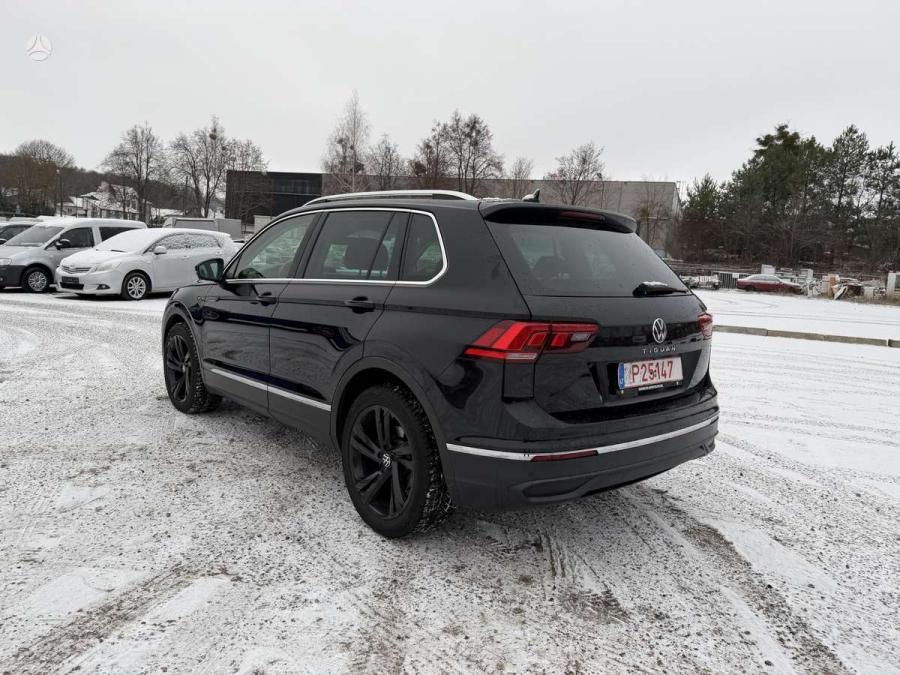 Black Volkswagen Tiguan 2021 in Alytus, with an engine capacity of 1.50 L and mileage of 190 thousand km for 17700 €, photo 10 on AUTOMOTO.COM.LV