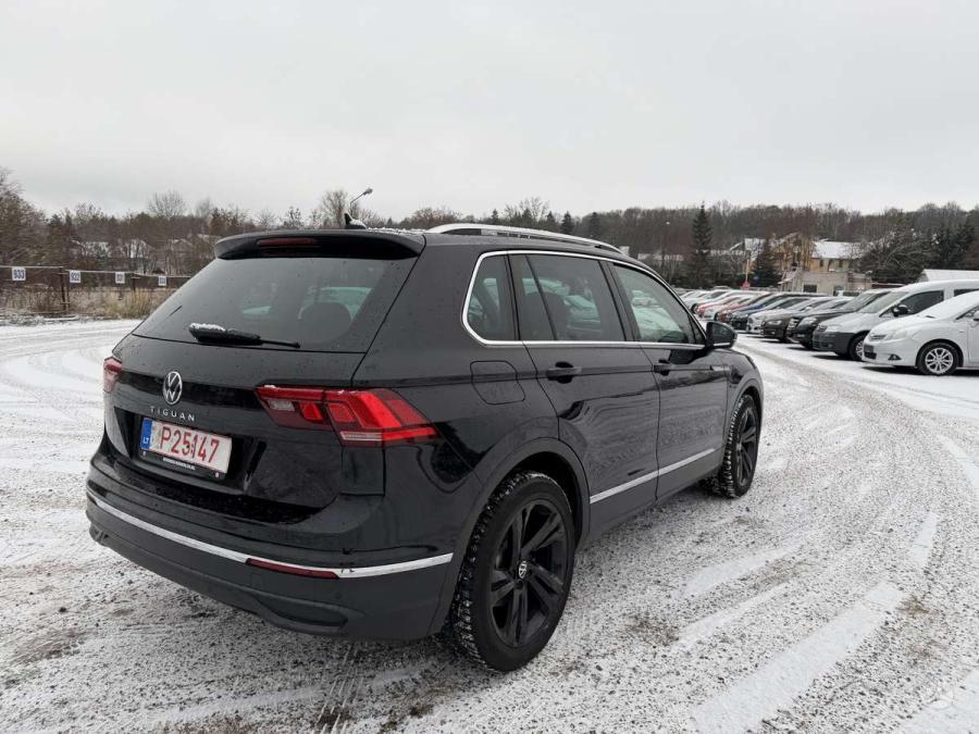Black Volkswagen Tiguan 2021 in Alytus, with an engine capacity of 1.50 L and mileage of 190 thousand km for 17700 €, photo 11 on AUTOMOTO.COM.LV