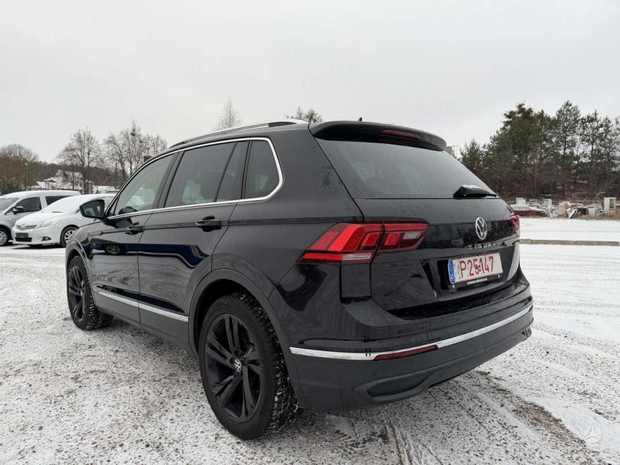 Black Volkswagen Tiguan 2021 in Alytus, with an engine capacity of 1.50 L and mileage of 190 thousand km for 17700 €, photo 12 on AUTOMOTO.COM.LV