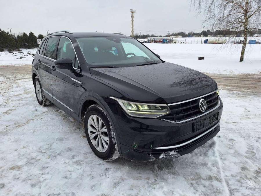 Melns Volkswagen Tiguan 2021 Viļņa, ar dzinēja tilpumu 1.50 L un nobraukumu 185 tūkst. km par 17606 €, foto 1 vietnē AUTOMOTO.COM.LV