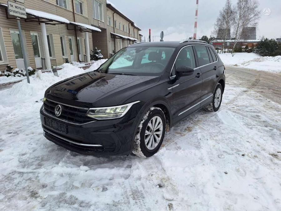 Melns Volkswagen Tiguan 2021 Viļņa, ar dzinēja tilpumu 1.50 L un nobraukumu 185 tūkst. km par 17606 €, foto 2 vietnē AUTOMOTO.COM.LV