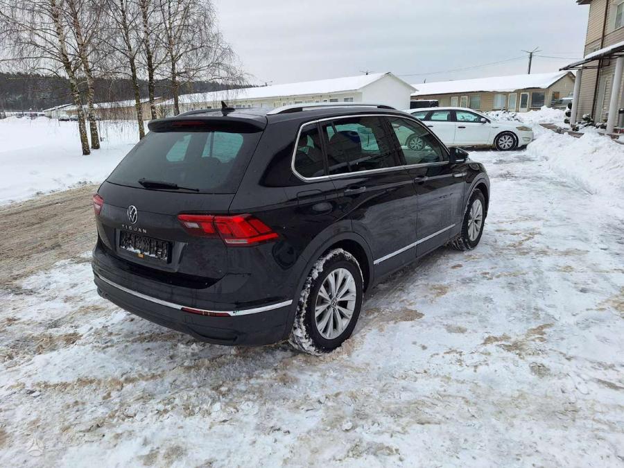 Melns Volkswagen Tiguan 2021 Viļņa, ar dzinēja tilpumu 1.50 L un nobraukumu 185 tūkst. km par 17606 €, foto 7 vietnē AUTOMOTO.COM.LV