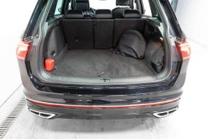 Black Volkswagen Tiguan 2021 in Vilnius, with an engine capacity of 1.40 L and mileage of 97 thousand km for 29200 €, photo 21 on AUTOMOTO.COM.LV