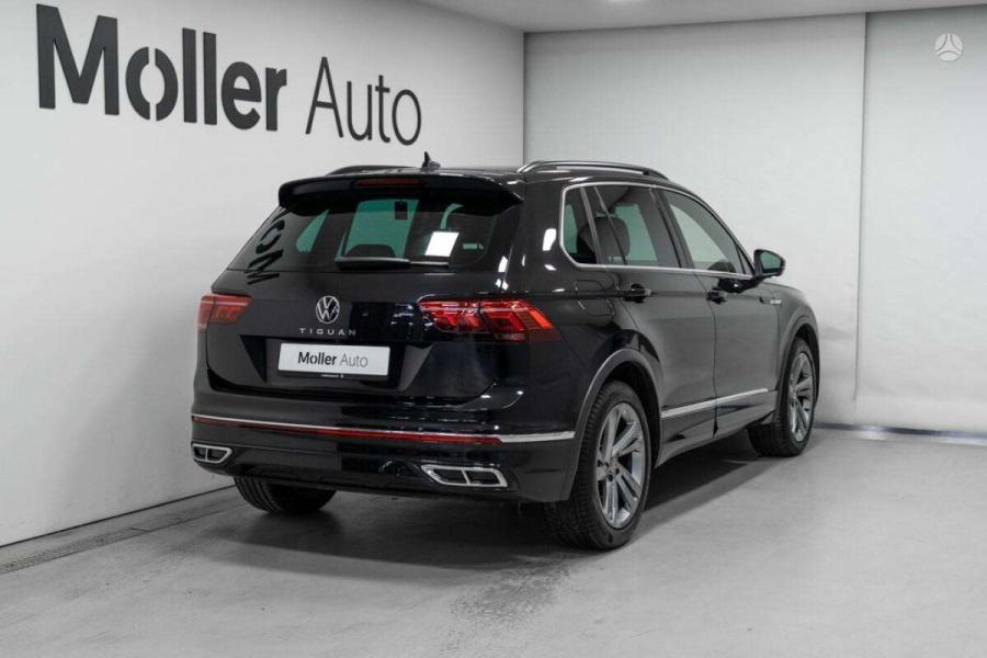 Black Volkswagen Tiguan 2021 in Vilnius, with an engine capacity of 1.50 L and mileage of 65 thousand km for 26550 €, photo 4 on AUTOMOTO.COM.LV