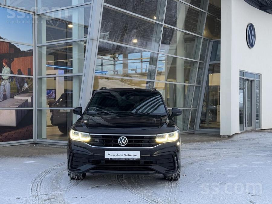 Black Volkswagen Tiguan 2021 in Valmiera, with an engine capacity of 1.50 L and mileage of 39 thousand km for 28800 €, photo 2 on AUTOMOTO.COM.LV