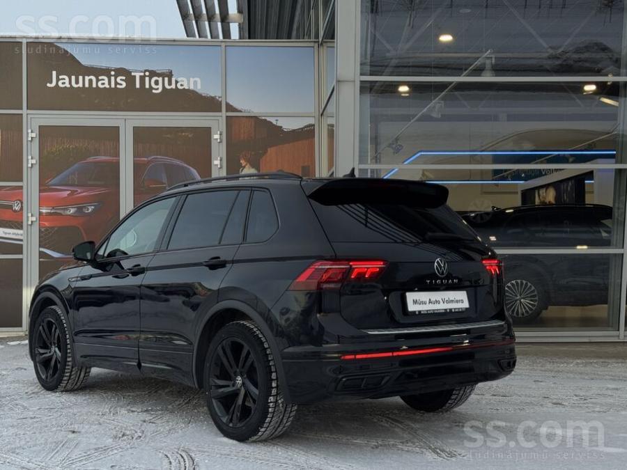 Black Volkswagen Tiguan 2021 in Valmiera, with an engine capacity of 1.50 L and mileage of 39 thousand km for 28800 €, photo 3 on AUTOMOTO.COM.LV