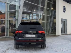 Black Volkswagen Tiguan 2021 in Valmiera, with an engine capacity of 1.50 L and mileage of 39 thousand km for 28800 €, photo 4 on AUTOMOTO.COM.LV