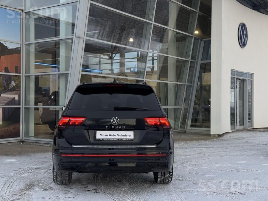 Black Volkswagen Tiguan 2021 in Valmiera, with an engine capacity of 1.50 L and mileage of 39 thousand km for 28800 €, photo 4 on AUTOMOTO.COM.LV