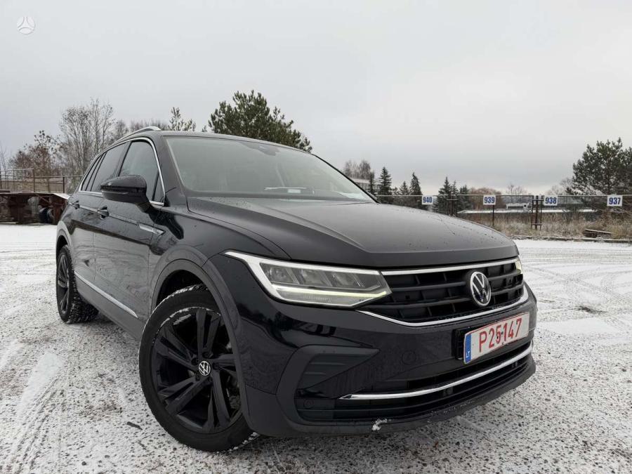 Black Volkswagen Tiguan 2021 in Alytus, with an engine capacity of 1.50 L and mileage of 199 thousand km for 16650 €, photo 1 on AUTOMOTO.COM.LV