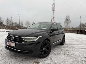 Black Volkswagen Tiguan 2021 in Alytus, with an engine capacity of 1.50 L and mileage of 199 thousand km for 16650 €, photo 2 on AUTOMOTO.COM.LV
