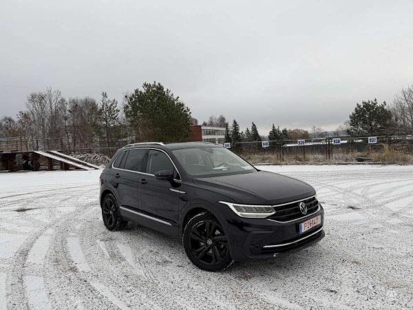 Black Volkswagen Tiguan 2021 in Alytus, with an engine capacity of 1.50 L and mileage of 199 thousand km for 16650 €, photo 3 on AUTOMOTO.COM.LV