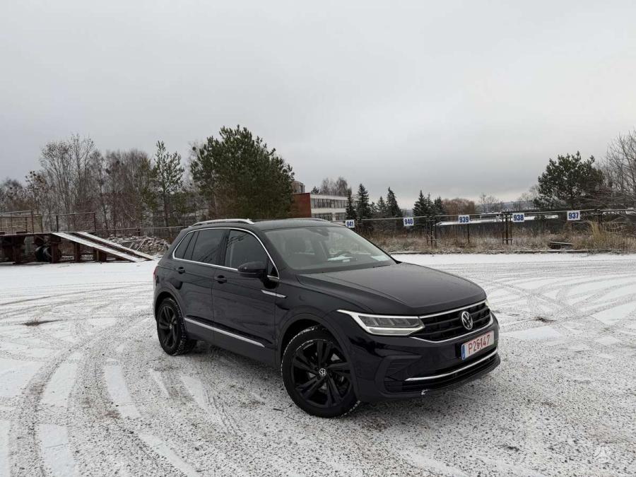 Black Volkswagen Tiguan 2021 in Alytus, with an engine capacity of 1.50 L and mileage of 199 thousand km for 16650 €, photo 3 on AUTOMOTO.COM.LV