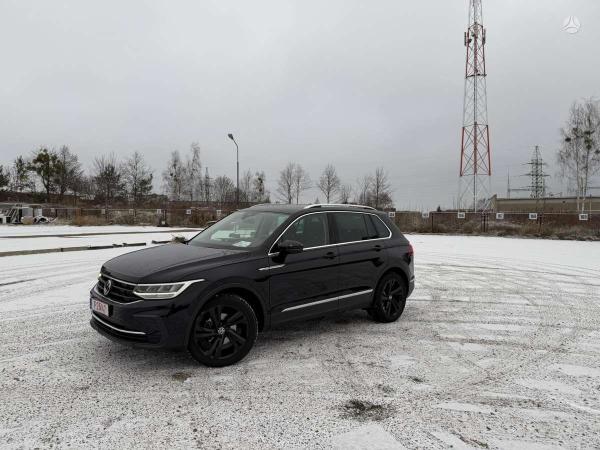 Black Volkswagen Tiguan 2021 in Alytus, with an engine capacity of 1.50 L and mileage of 199 thousand km for 16650 €, photo 4 on AUTOMOTO.COM.LV
