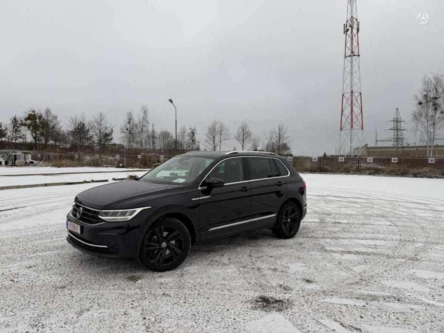 Black Volkswagen Tiguan 2021 in Alytus, with an engine capacity of 1.50 L and mileage of 199 thousand km for 16650 €, photo 4 on AUTOMOTO.COM.LV