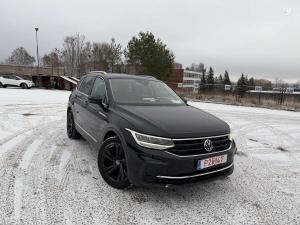 Black Volkswagen Tiguan 2021 in Alytus, with an engine capacity of 1.50 L and mileage of 199 thousand km for 16650 €, photo 5 on AUTOMOTO.COM.LV