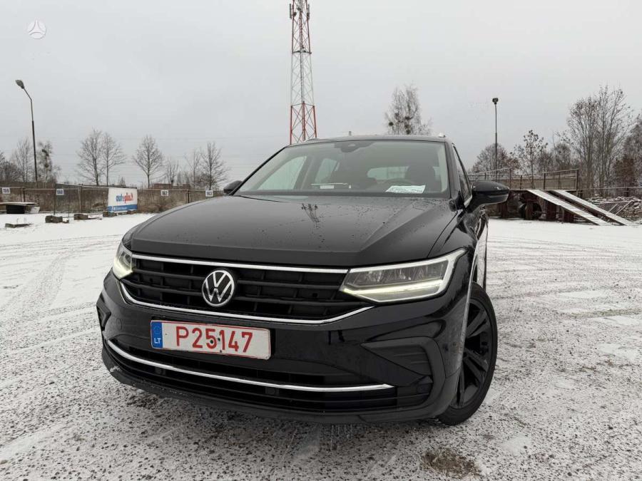Black Volkswagen Tiguan 2021 in Alytus, with an engine capacity of 1.50 L and mileage of 199 thousand km for 16650 €, photo 6 on AUTOMOTO.COM.LV
