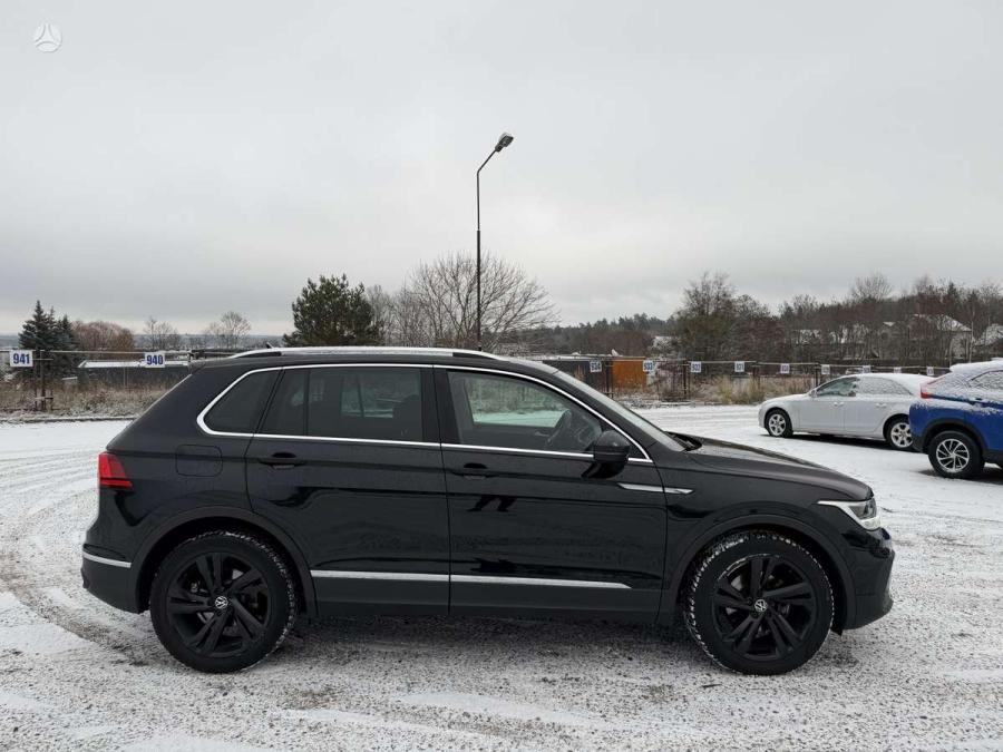 Black Volkswagen Tiguan 2021 in Alytus, with an engine capacity of 1.50 L and mileage of 199 thousand km for 16650 €, photo 7 on AUTOMOTO.COM.LV
