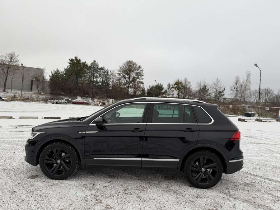Black Volkswagen Tiguan 2021 in Alytus, with an engine capacity of 1.50 L and mileage of 199 thousand km for 16650 €, photo 8 on AUTOMOTO.COM.LV