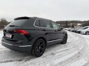 Black Volkswagen Tiguan 2021 in Alytus, with an engine capacity of 1.50 L and mileage of 199 thousand km for 16650 €, photo 9 on AUTOMOTO.COM.LV