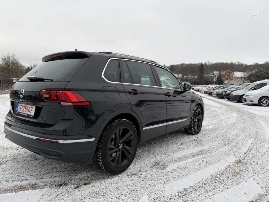 Black Volkswagen Tiguan 2021 in Alytus, with an engine capacity of 1.50 L and mileage of 199 thousand km for 16650 €, photo 9 on AUTOMOTO.COM.LV