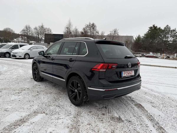 Black Volkswagen Tiguan 2021 in Alytus, with an engine capacity of 1.50 L and mileage of 199 thousand km for 16650 €, photo 10 on AUTOMOTO.COM.LV