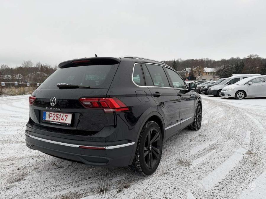 Black Volkswagen Tiguan 2021 in Alytus, with an engine capacity of 1.50 L and mileage of 199 thousand km for 16650 €, photo 11 on AUTOMOTO.COM.LV