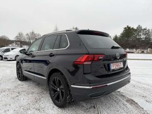 Black Volkswagen Tiguan 2021 in Alytus, with an engine capacity of 1.50 L and mileage of 199 thousand km for 16650 €, photo 12 on AUTOMOTO.COM.LV