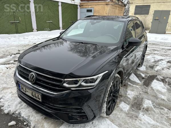 Melns Volkswagen Tiguan 2021 Rīga, ar dzinēja tilpumu 2.00 L un nobraukumu 100 tūkst. km par 32300 €, foto 1 vietnē AUTOMOTO.COM.LV