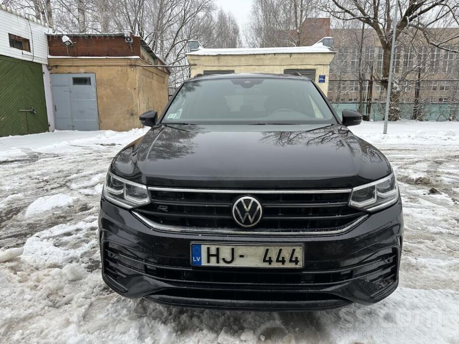 Black Volkswagen Tiguan 2021 in Riga, with an engine capacity of 2.00 L and mileage of 100 thousand km for 32300 €, photo 3 on AUTOMOTO.COM.LV