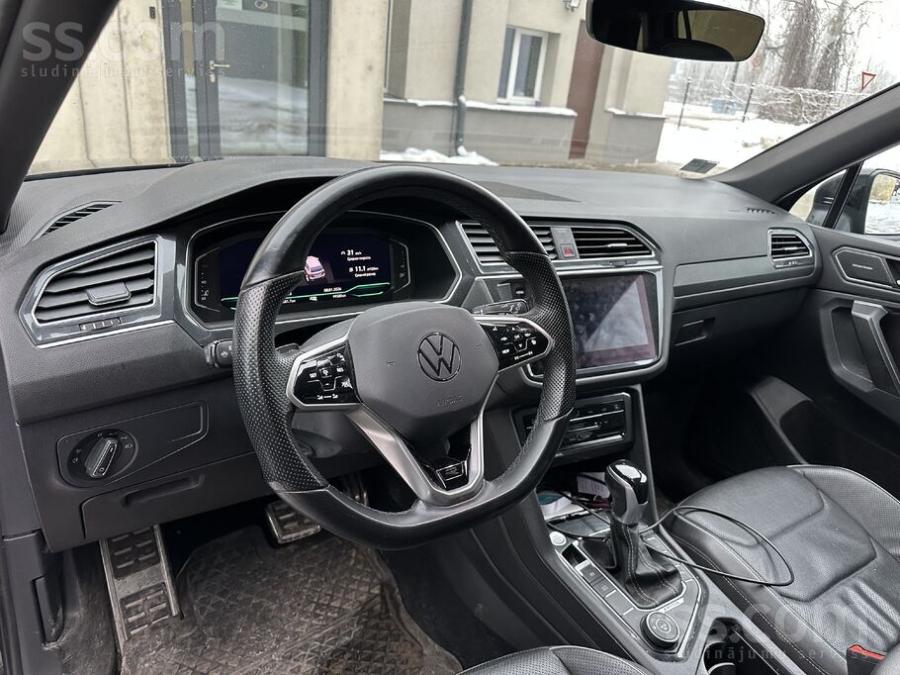 Black Volkswagen Tiguan 2021 in Riga, with an engine capacity of 2.00 L and mileage of 100 thousand km for 32300 €, photo 10 on AUTOMOTO.COM.LV