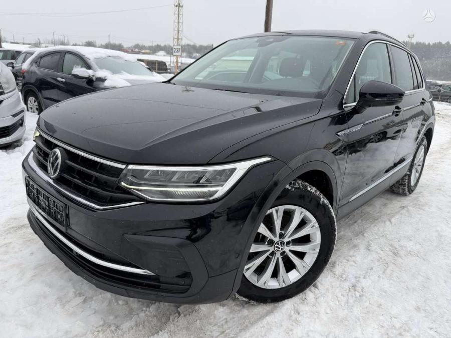 Black Volkswagen Tiguan 2021 in Vilnius, with an engine capacity of 1.50 L and mileage of 170 thousand km for 17600 €, photo 1 on AUTOMOTO.COM.LV