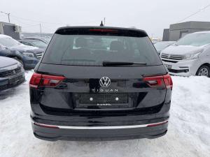 Black Volkswagen Tiguan 2021 in Vilnius, with an engine capacity of 1.50 L and mileage of 170 thousand km for 17600 €, photo 3 on AUTOMOTO.COM.LV