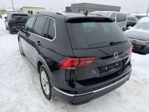 Black Volkswagen Tiguan 2021 in Vilnius, with an engine capacity of 1.50 L and mileage of 170 thousand km for 17600 €, photo 4 on AUTOMOTO.COM.LV