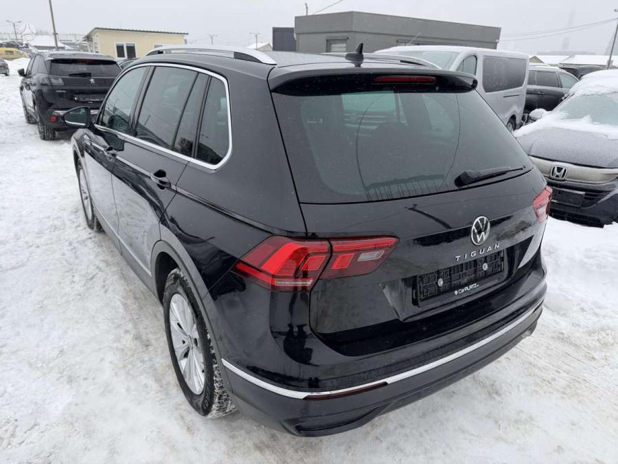 Black Volkswagen Tiguan 2021 in Vilnius, with an engine capacity of 1.50 L and mileage of 170 thousand km for 17600 €, photo 4 on AUTOMOTO.COM.LV
