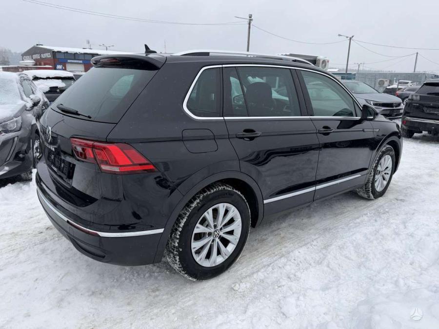 Black Volkswagen Tiguan 2021 in Vilnius, with an engine capacity of 1.50 L and mileage of 170 thousand km for 17600 €, photo 5 on AUTOMOTO.COM.LV