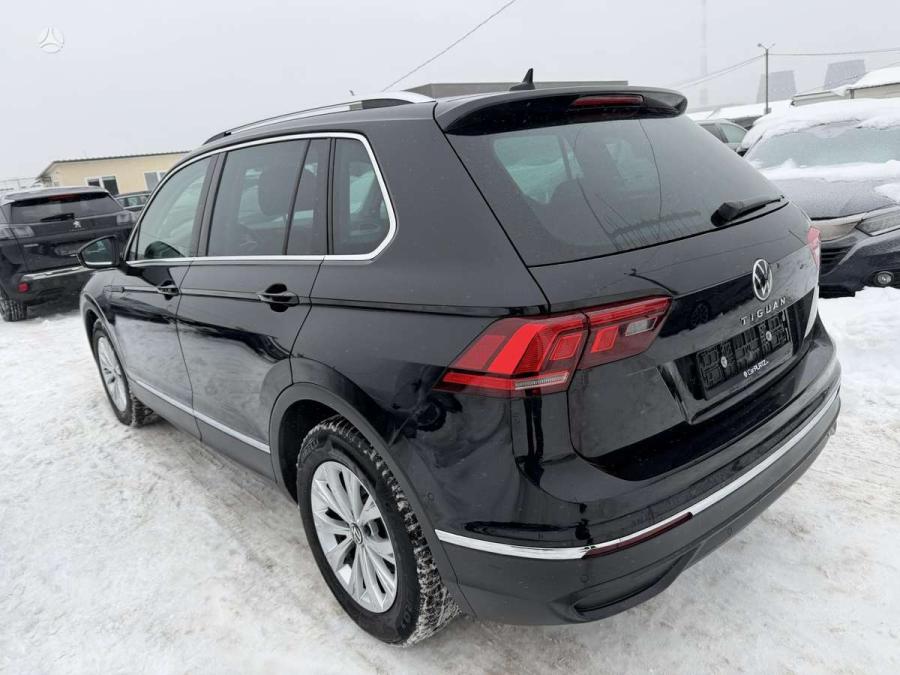 Black Volkswagen Tiguan 2021 in Vilnius, with an engine capacity of 1.50 L and mileage of 170 thousand km for 17600 €, photo 6 on AUTOMOTO.COM.LV
